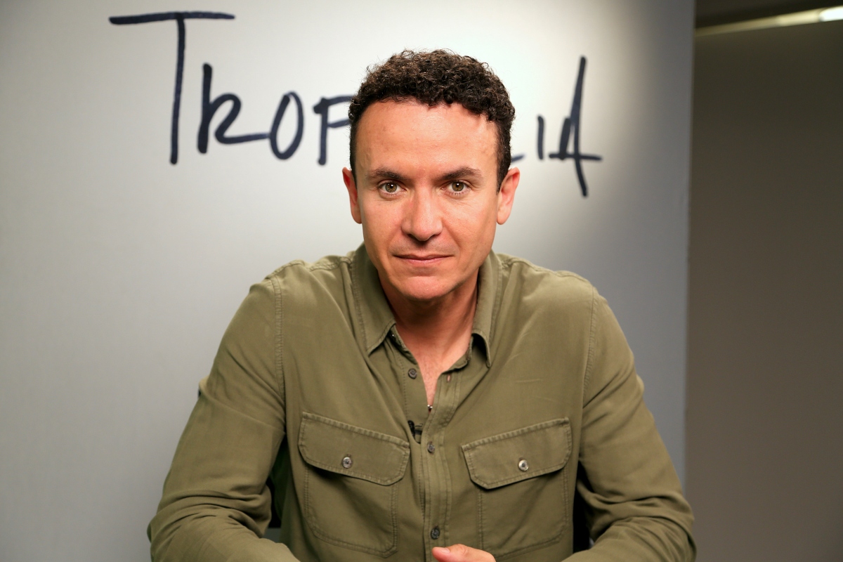 Fonseca premieres his Christmas song 'Celebrar'.